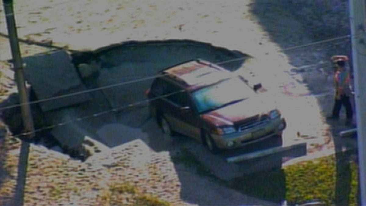Sinkhole Swallows Suv In Lauderhill After Chase Nbc 6 South Florida