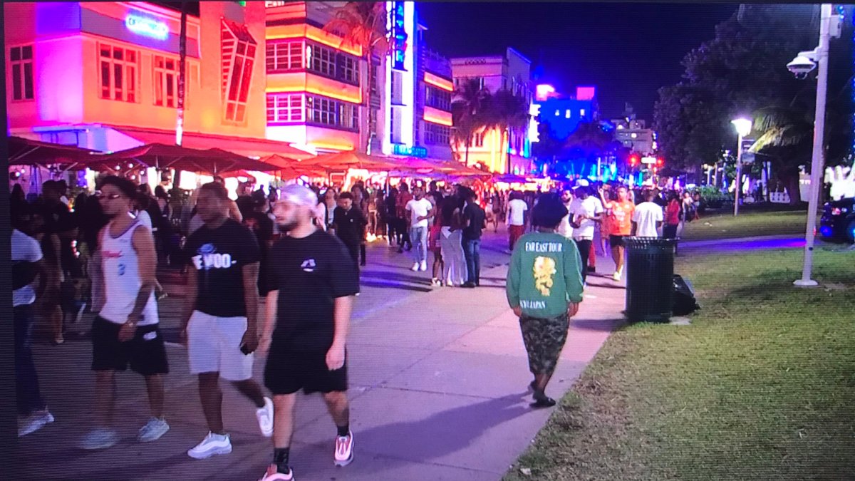 Little Sign of Pandemic as Hundreds Flock to Miami Beach for Spring ...