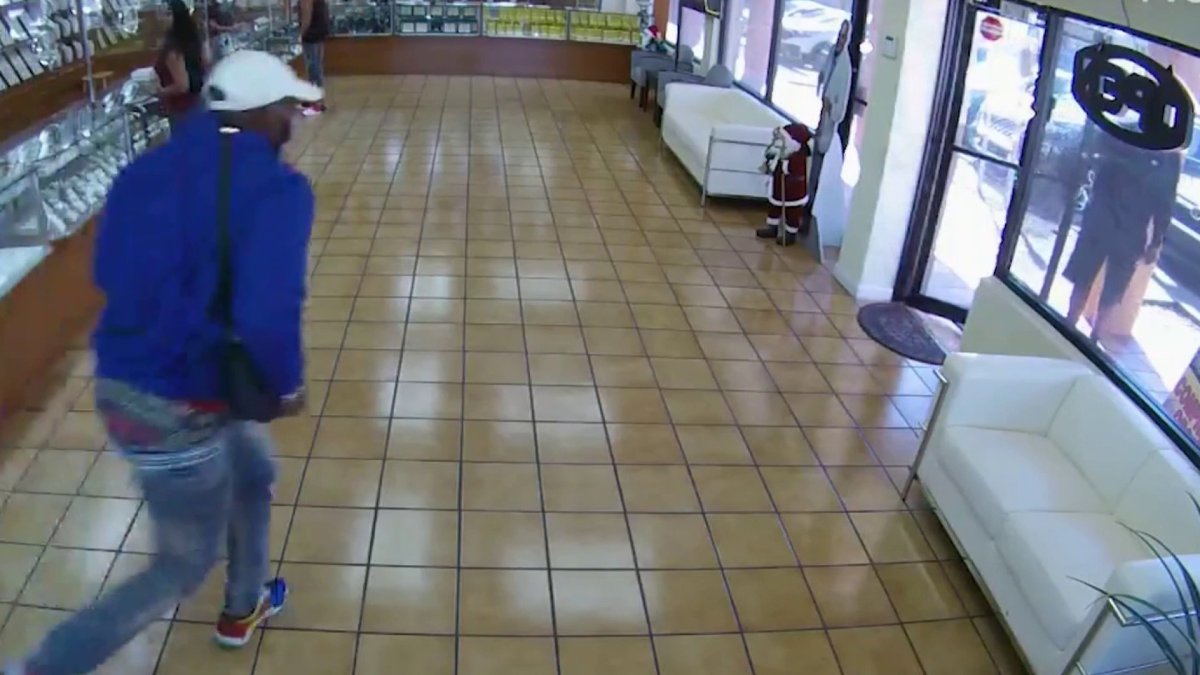 Surveillance Captures Thieves Stealing $62K Gold Chain From West Miami ...