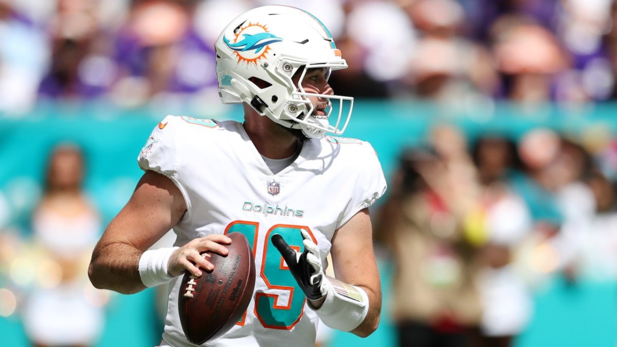 Dolphins’ Skylar Thompson Exits With Thumb Injury, Teddy Bridgewater ...