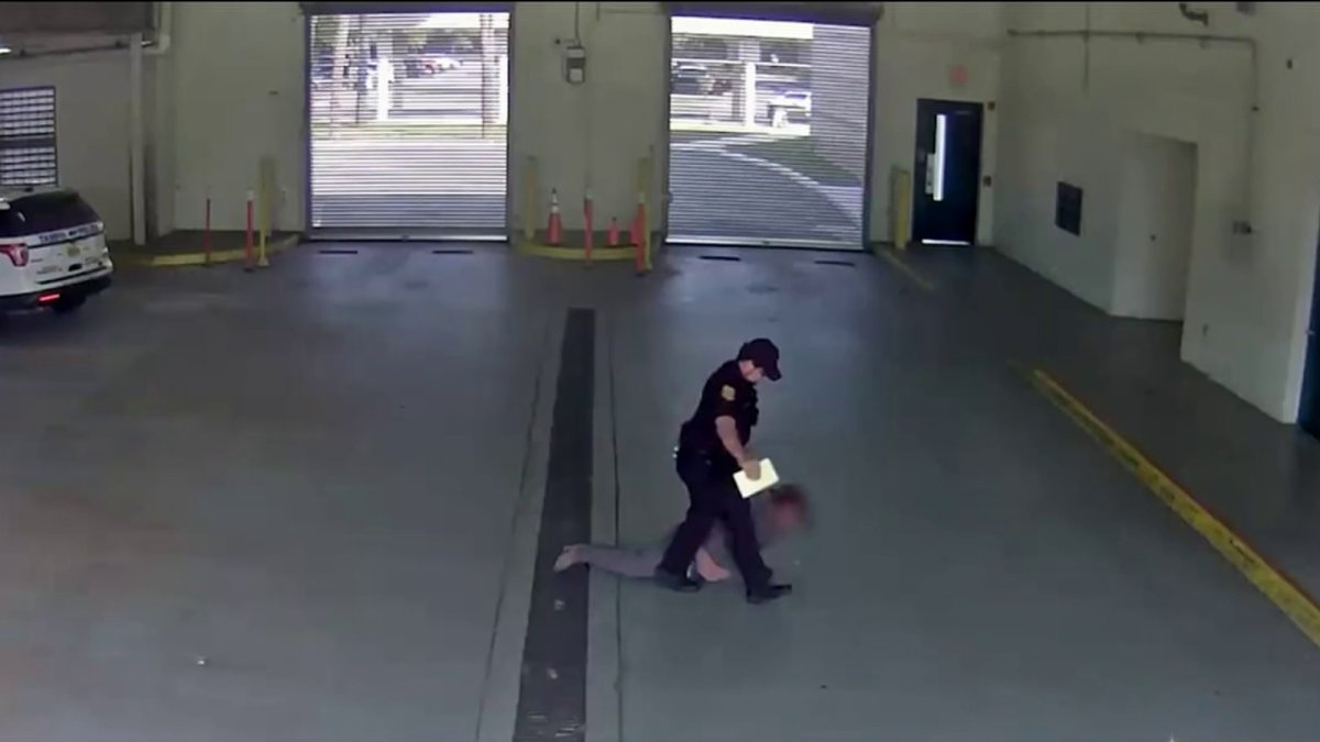 Tampa Police Officer Fired After Dragging Woman Into Jail Nbc 6 South