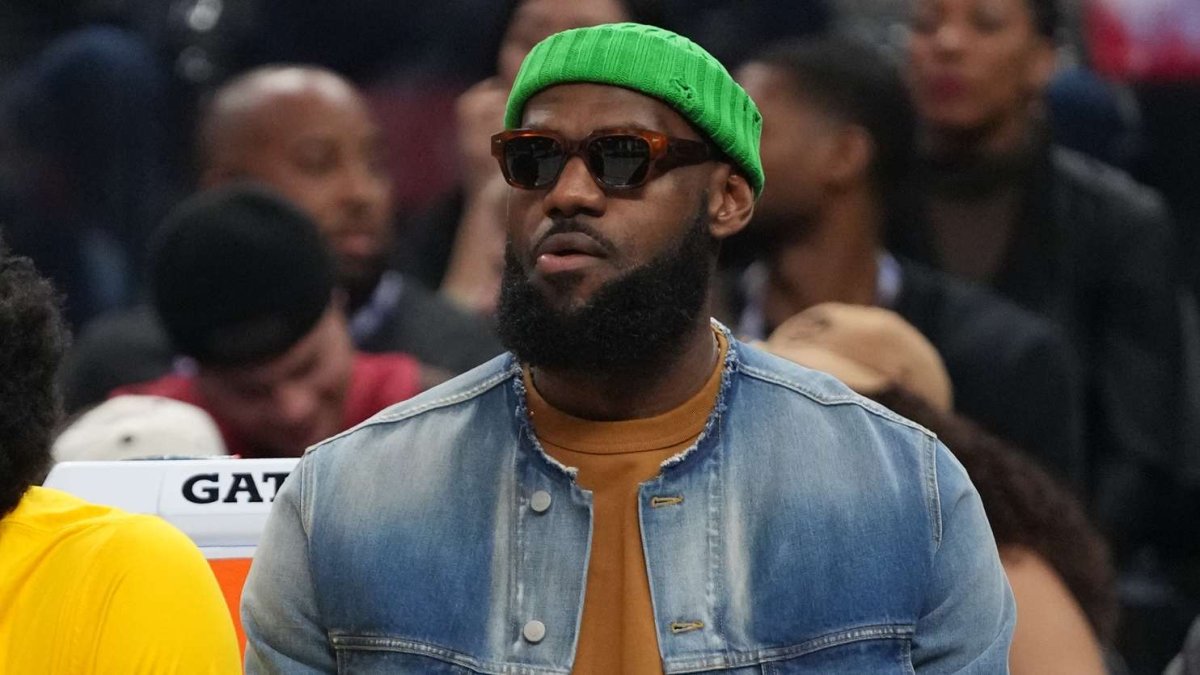 Lakers’ LeBron James Leaves Young Fan Starstruck After Sitting Next to ...