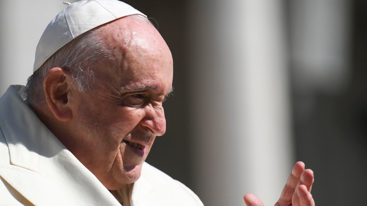 Pope Francis Visits Hungary Amid Diverging Views on Migrants, War – NBC ...