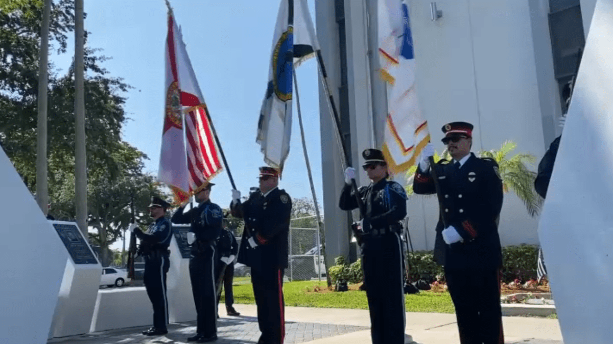 Hollywood Police Give Touching Tribute to Officers Killed in Line of ...