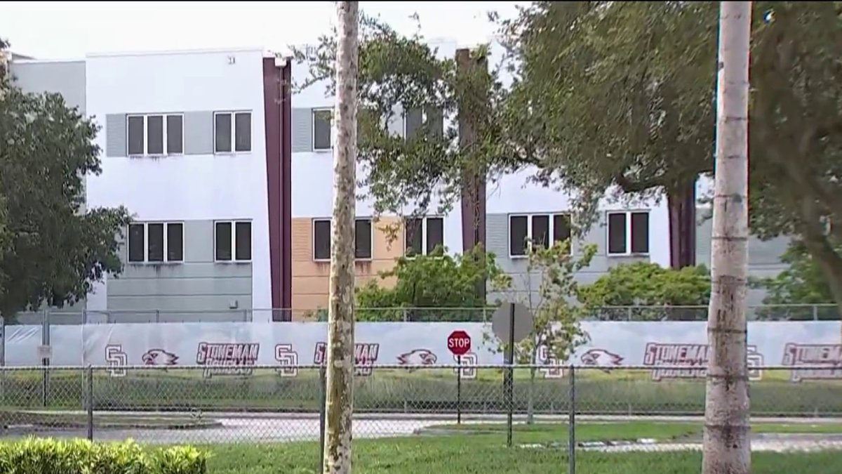 Parkland families allowed inside Marjory Stoneman Douglas High School ... Parkland families allowed inside Marjory Stoneman Douglas High School ...