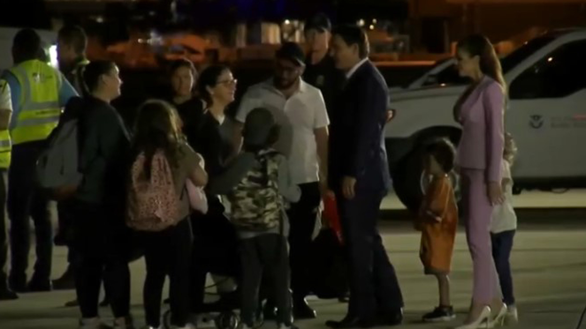 Governor Ron DeSantis welcomes Americans returning from Israel in Tampa ...