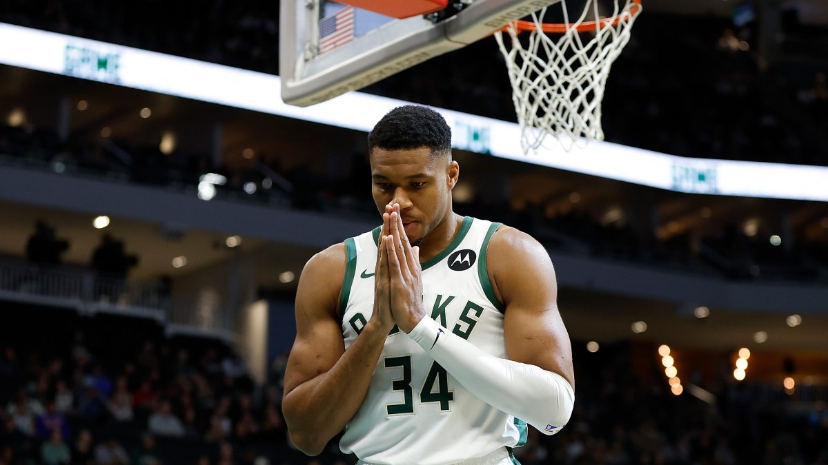 Report: Giannis agrees to 3-year, $186 million extension with Bucks – NBC 6 South Florida