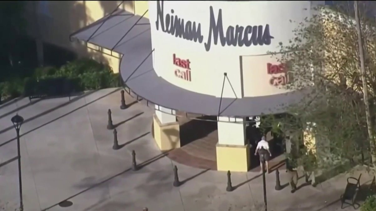 Thieves Smash Glass Display Pepper Spray Neiman Marcus Workers At
