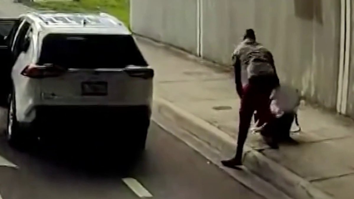 Police arrest man seen leaving 3-year-old on side of road after Oakland ...