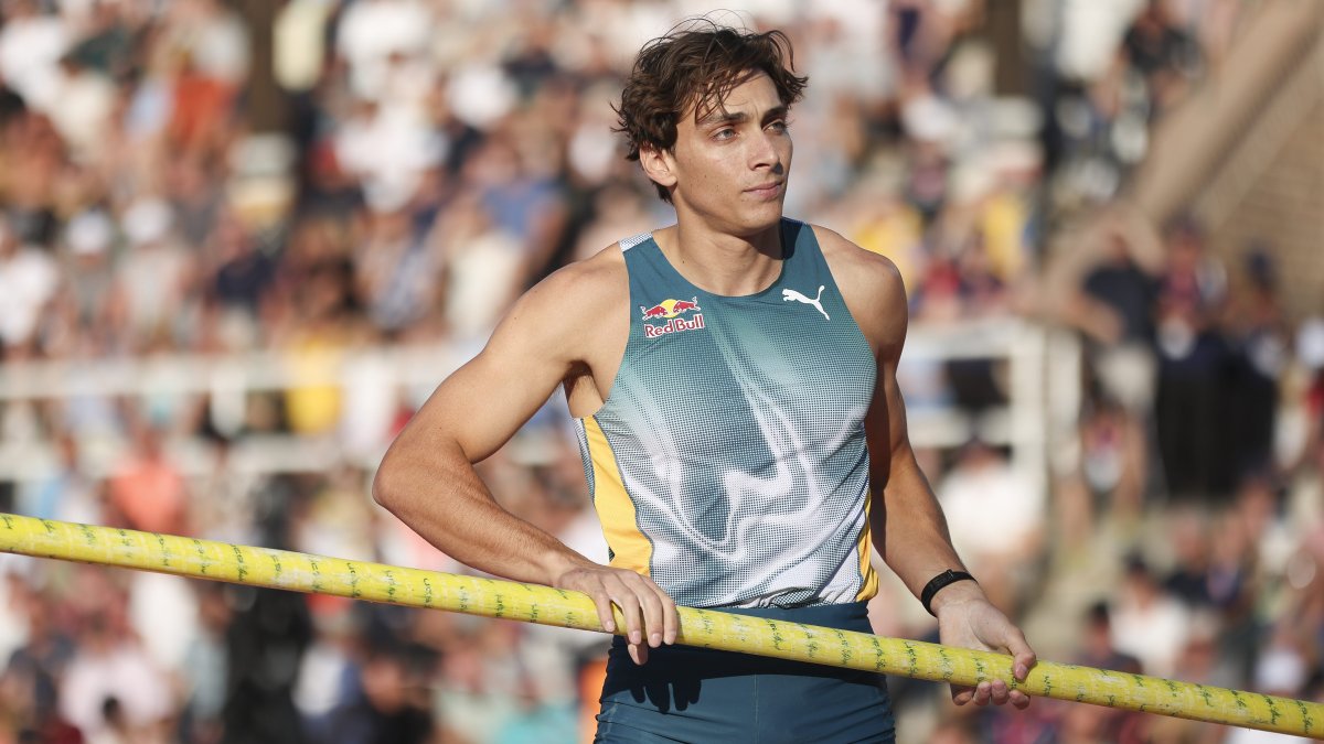 How do pole vaulters travel with their poles? Olympian explains – NBC 6 ...