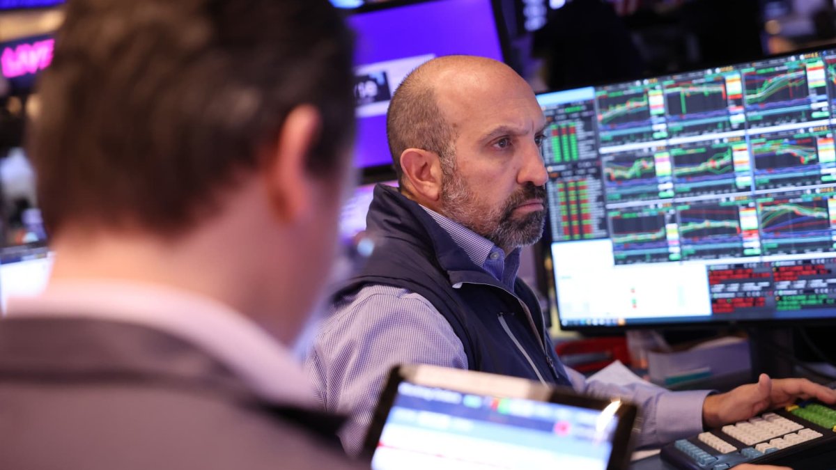 Dow closes at fresh record, Nasdaq ends higher as chipmakers rally ...