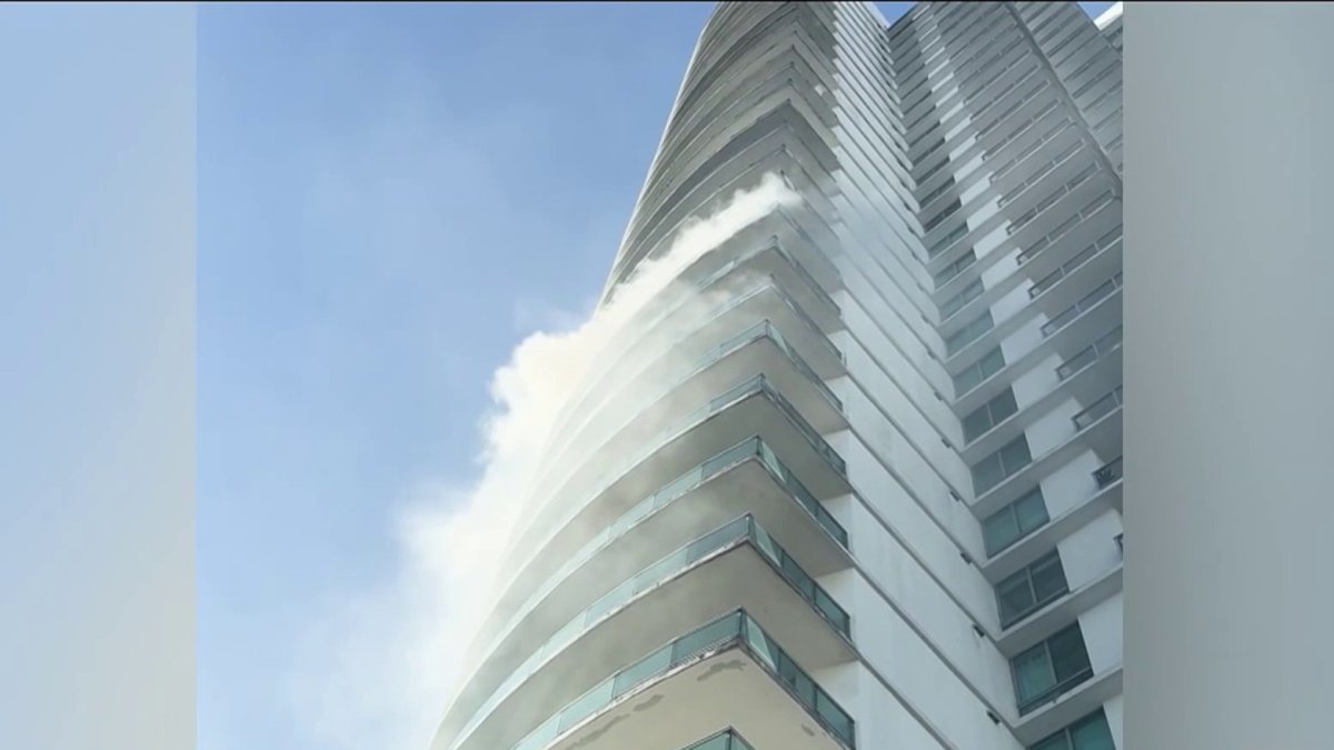 Video shows smoke pouring out of downtown Miami high-rise from apparent ...