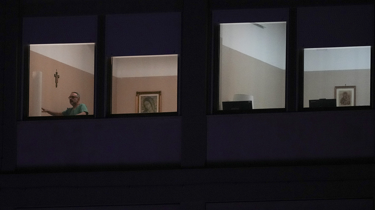 Pope Francis is back on noninvasive ventilation, Vatican says – NBC 6 ...