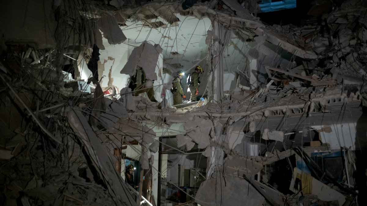 Live updates: Iran launches new wave of retaliatory strikes into Israel ...