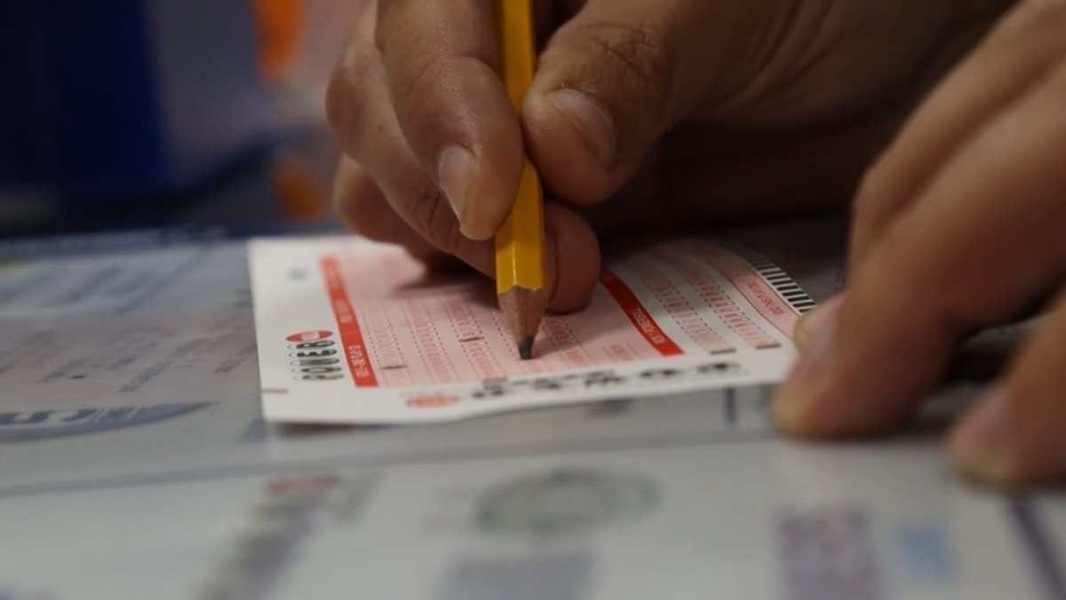 Powerball jackpot climbs to $1.6 billion, among largest lottery prizes ...
