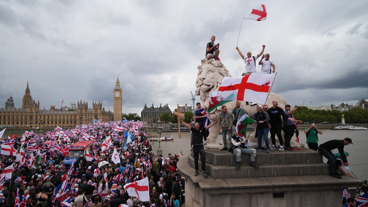 Tens of thousands rally in London where Charlie Kirk is being mourned ...