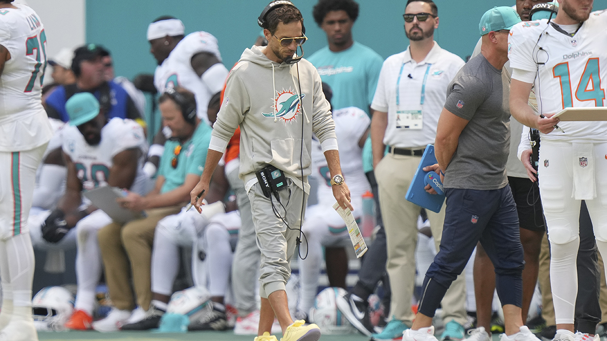 Dolphins players back Mike McDaniel as he faces mounting pressure amid ...