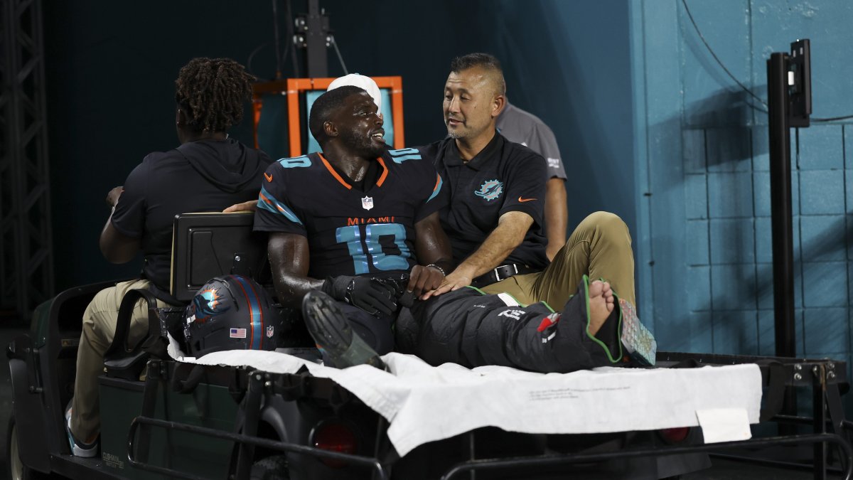 Dolphins’ Tyreek Hill suffers dislocated knee vs. Jets – NBC 6 South Florida