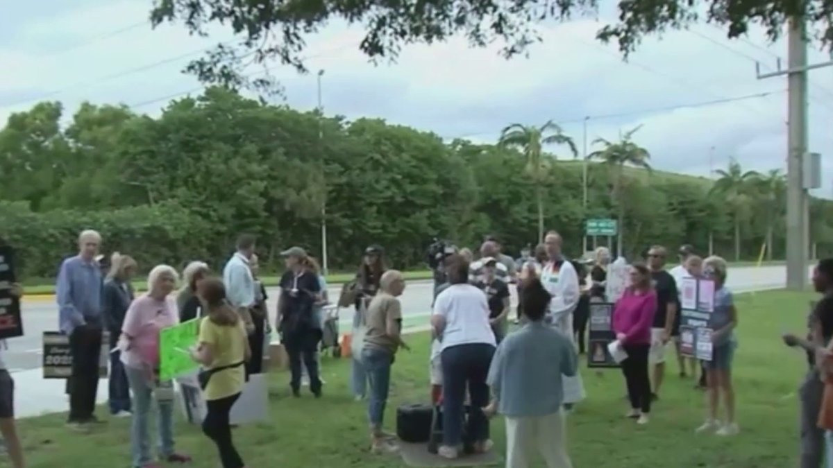 Dozens gather in Pompano Beach to protest’s ICE’s raids and conditions ...