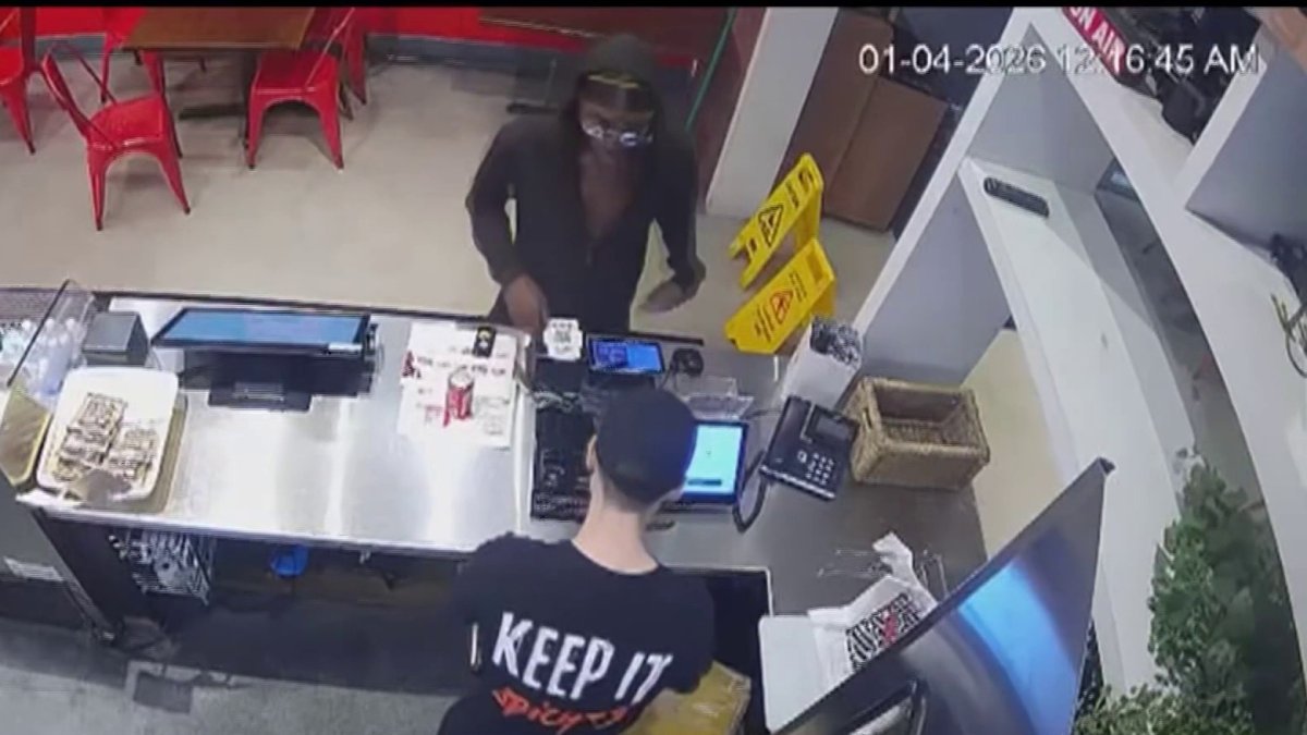 Video shows man shoving restaurant employee, taking register tray in ...