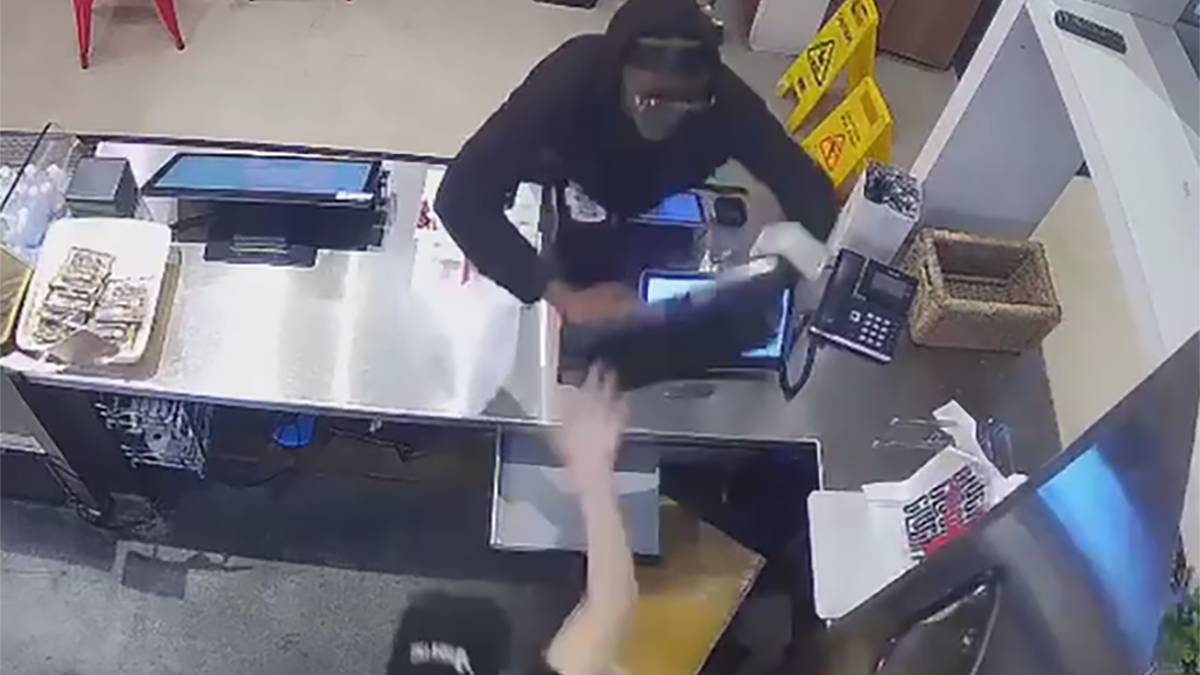 Video shows man shoving restaurant employee, taking register tray in ...
