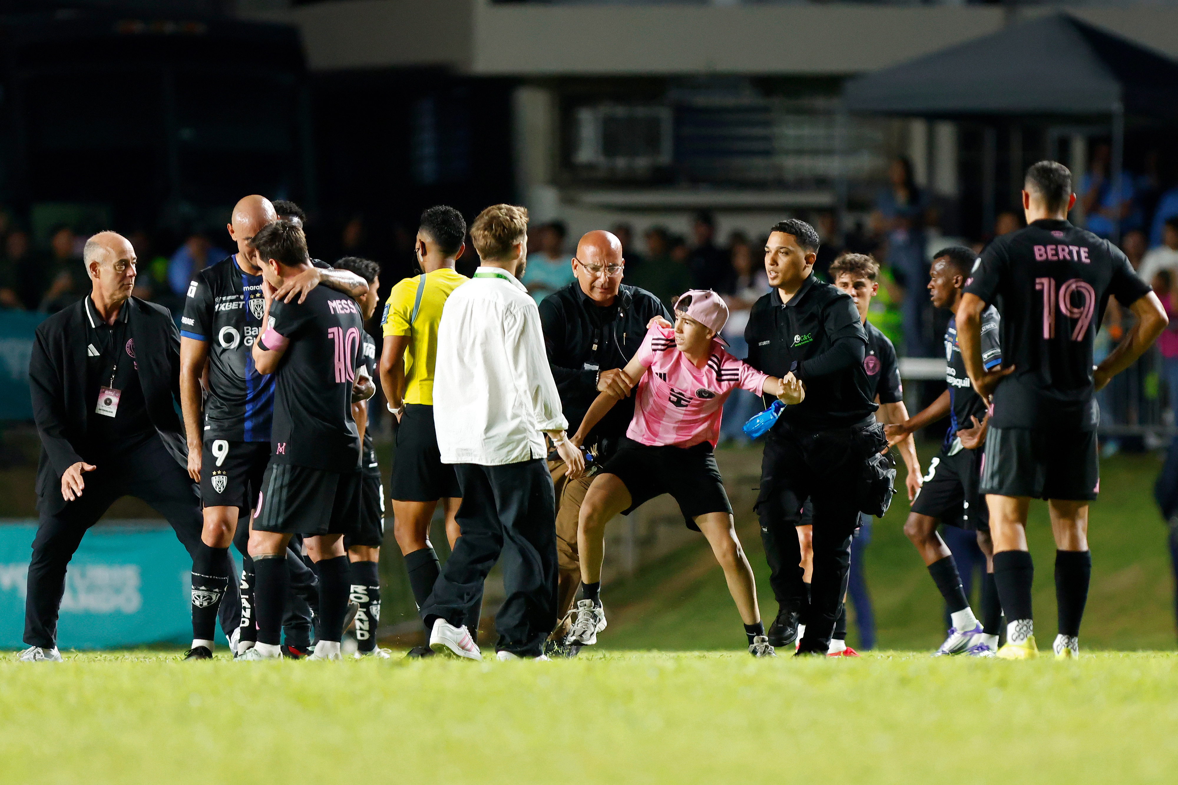Messi pulled to ground during Inter Miami FC game in Puerto Rico – NBC ...