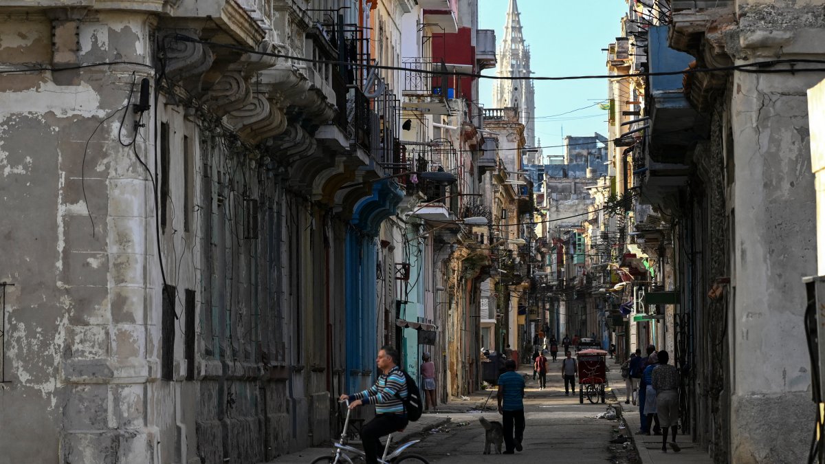 Cuba’s power grid collapses leaving it without electricity for the 3rd ...