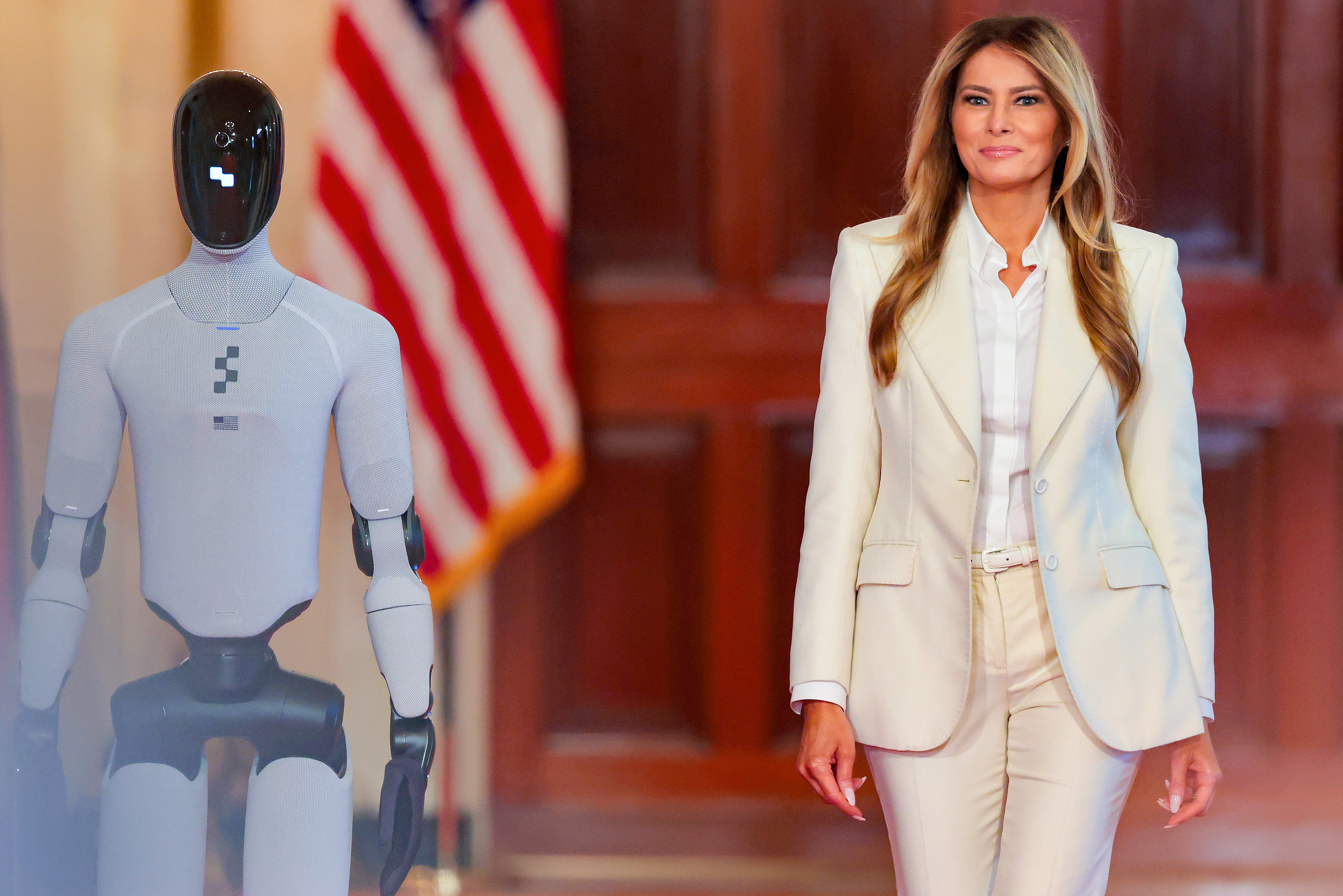 Melania Trump walks with humanoid robot at White House – NBC 6 South ...