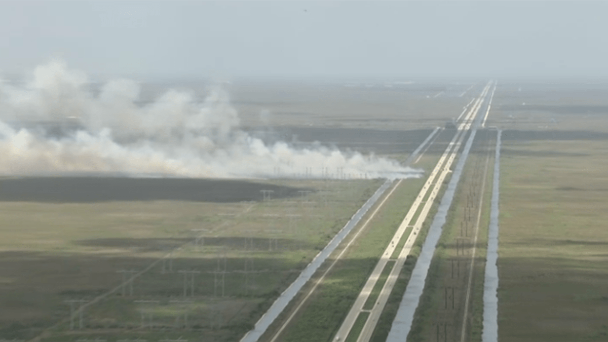 Large brush fire burns in the Everglades in western Broward County ...
